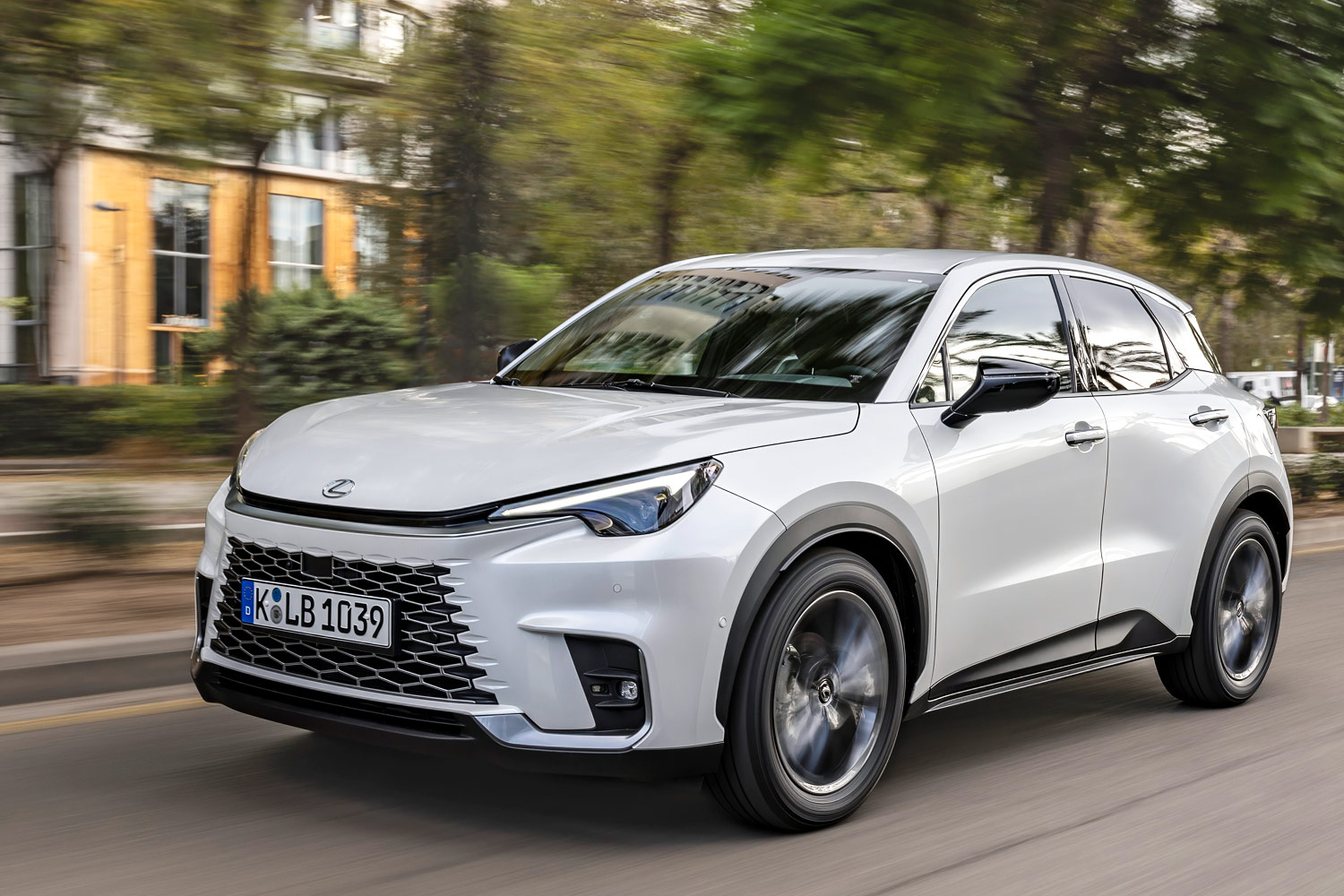 【徹底解説】レクサスLBXは本当に買いか？価格・性能・装備から見たプレミアムコンパクトSUVの実力とは | 最新自動車情報サイト